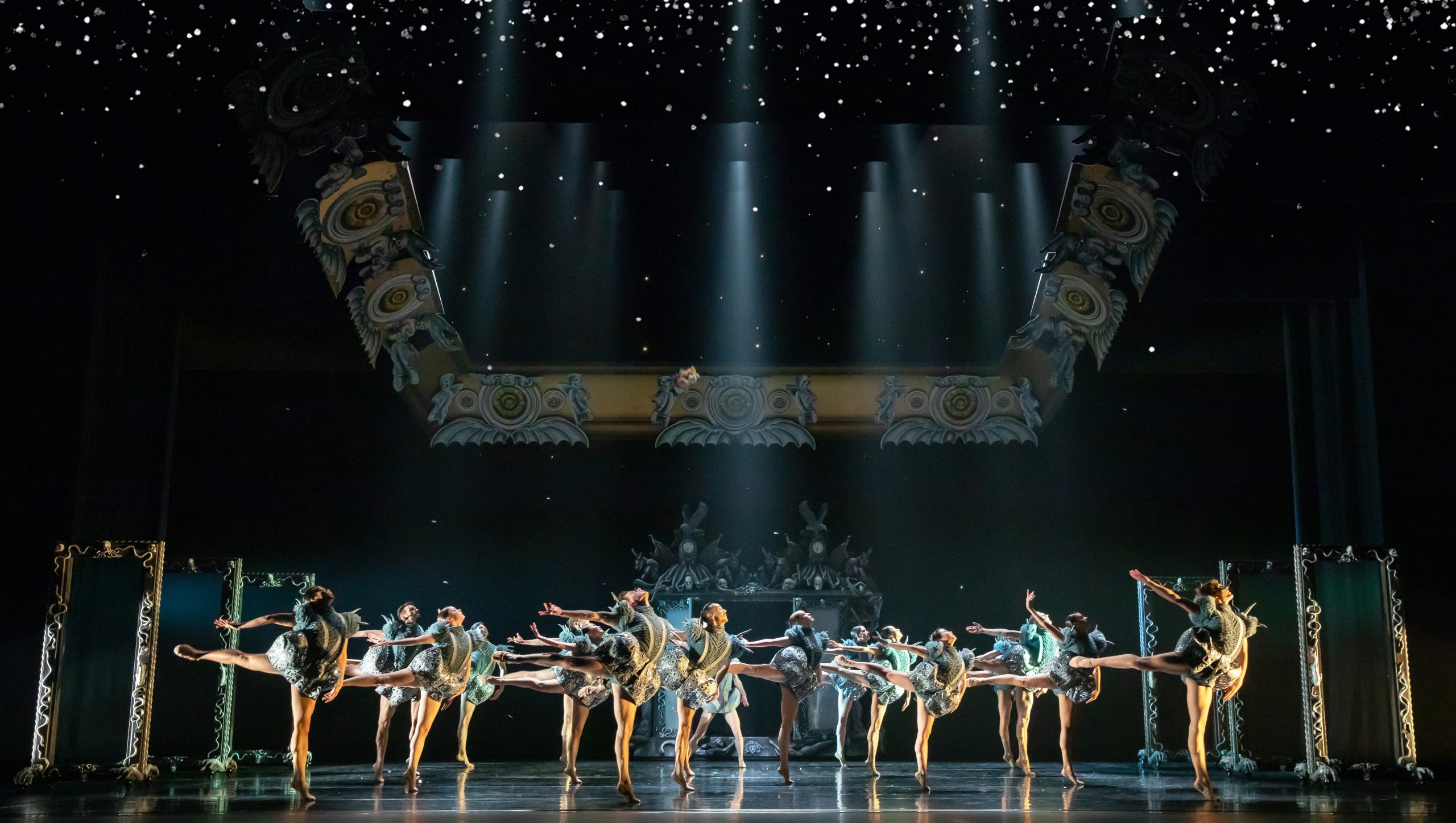 Recensie Theaterkrant: Introdans pakt uit met inventieve en ...